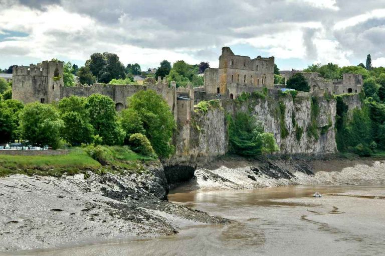 18 Spectacular Castles on a Cliff - Historic European Castles