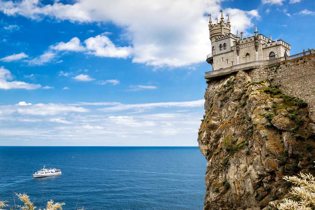 18 Spectacular Castles on a Cliff - Historic European Castles