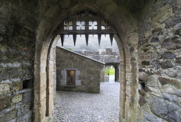 Castle Defence, Defending a Castle from Siege - Historic European Castle